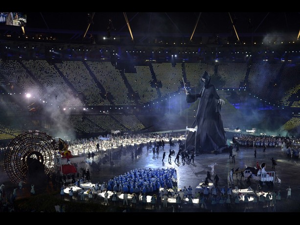 'The Greatest Show on Earth' Lives up to its Name! Lights, Drama ...