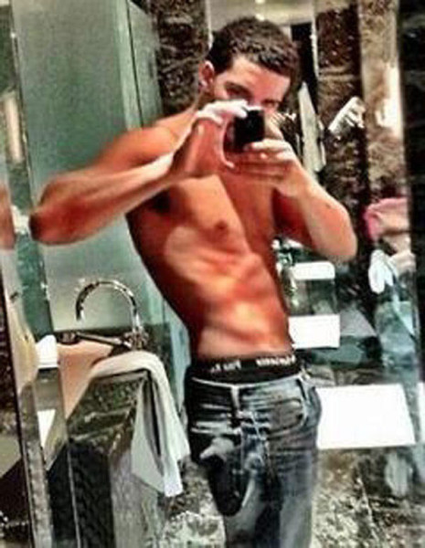 See Drake's Shirtless Bathroom Selfie | BellaNaija
