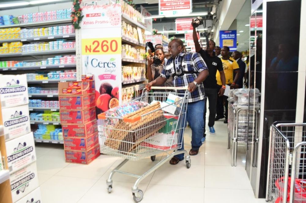 Free Goods, No Limits! Shoppers Fill their Carts in 2 Minutes at ...