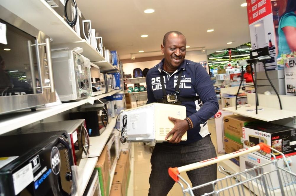 Free Goods, No Limits! Shoppers Fill their Carts in 2 Minutes at ...