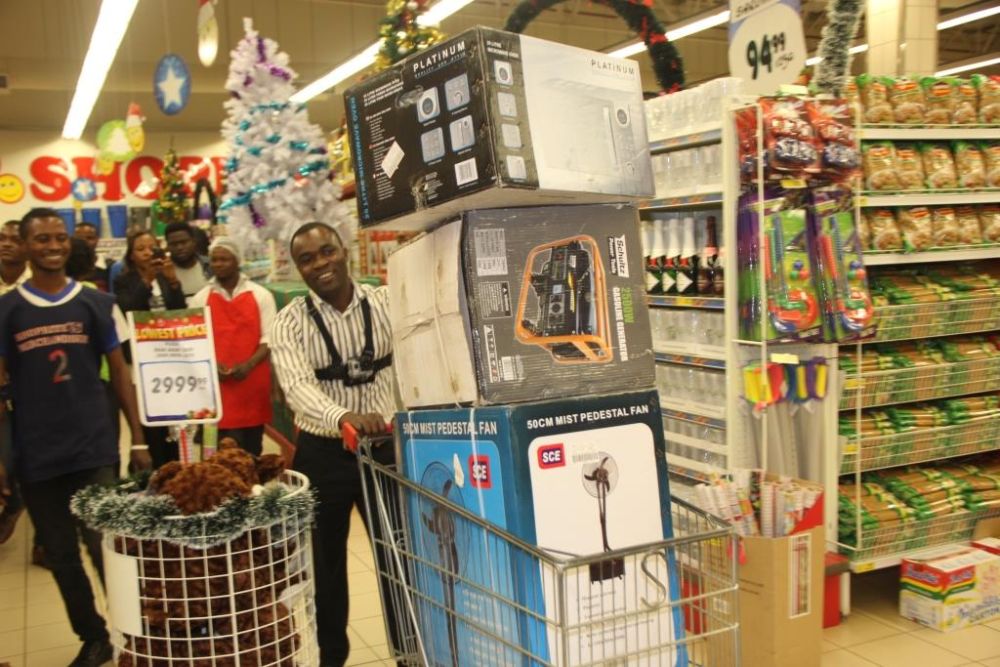 Free Goods, No Limits! Shoppers Fill their Carts in 2 Minutes at ...