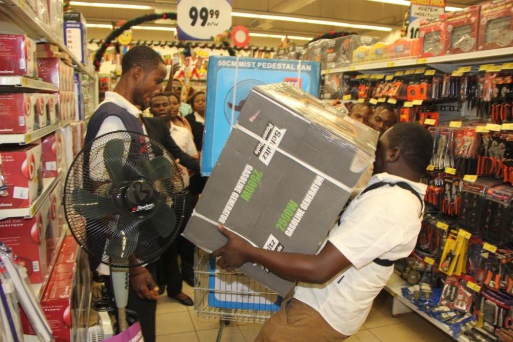 Free Goods, No Limits! Shoppers Fill their Carts in 2 Minutes at ...