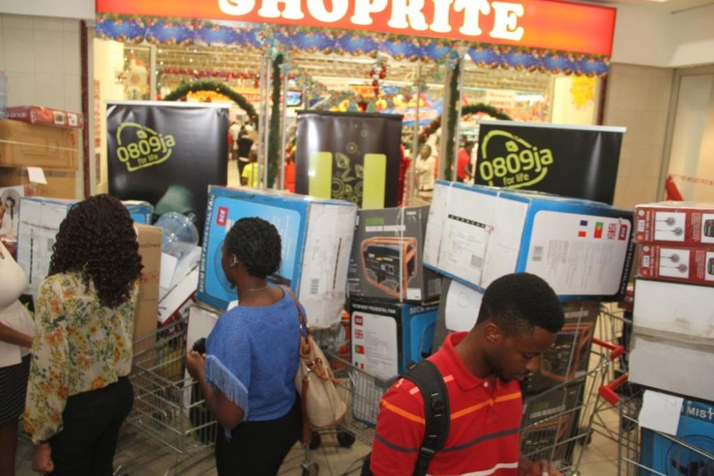 Free Goods, No Limits! Shoppers Fill their Carts in 2 Minutes at ...