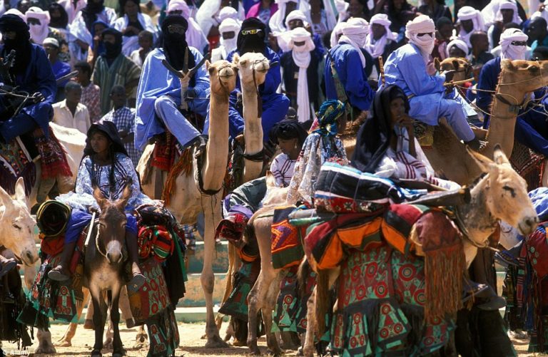 Discover the Tuareg Islamic Tribe: Men Cover their Faces Instead of ...