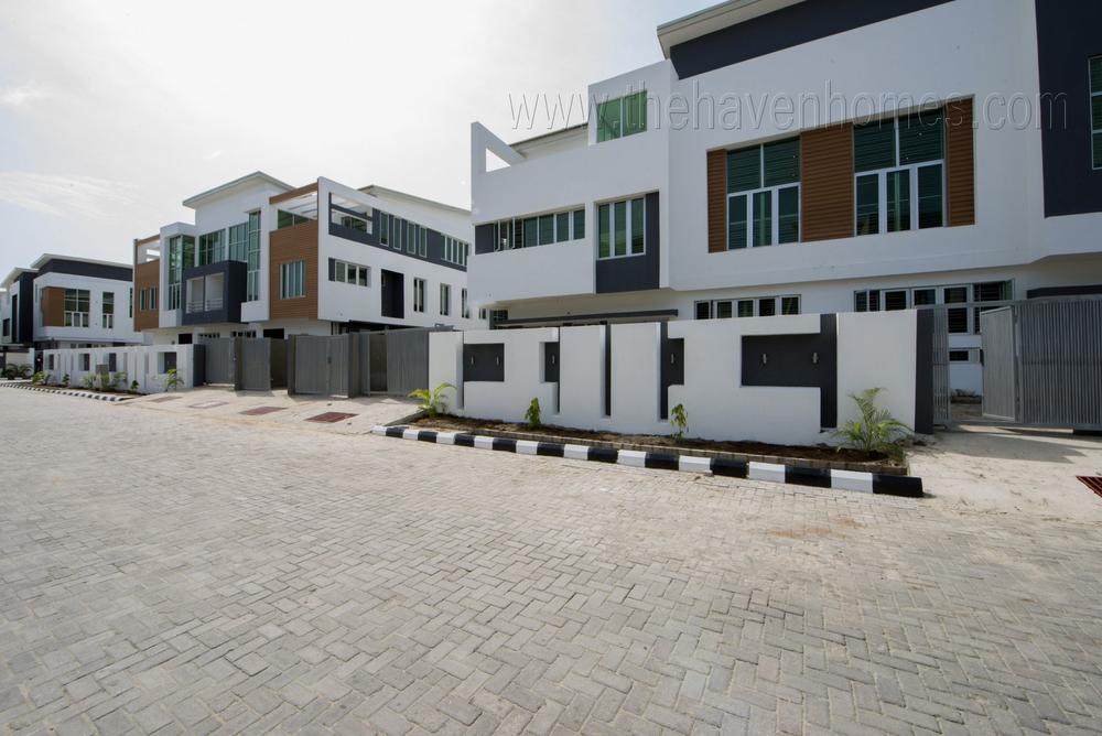 Winning! See Beautiful Lekki Estate Where 2Baba Was Honored With A ...