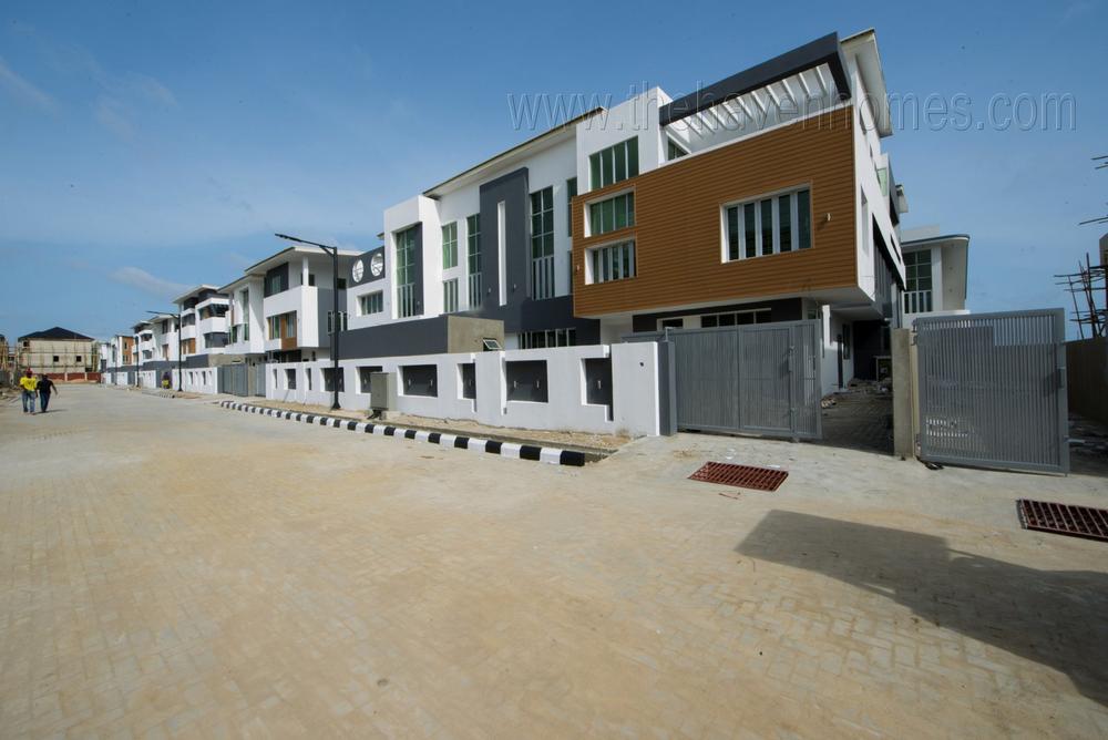 Winning! See Beautiful Lekki Estate Where 2Baba Was Honored With A ...