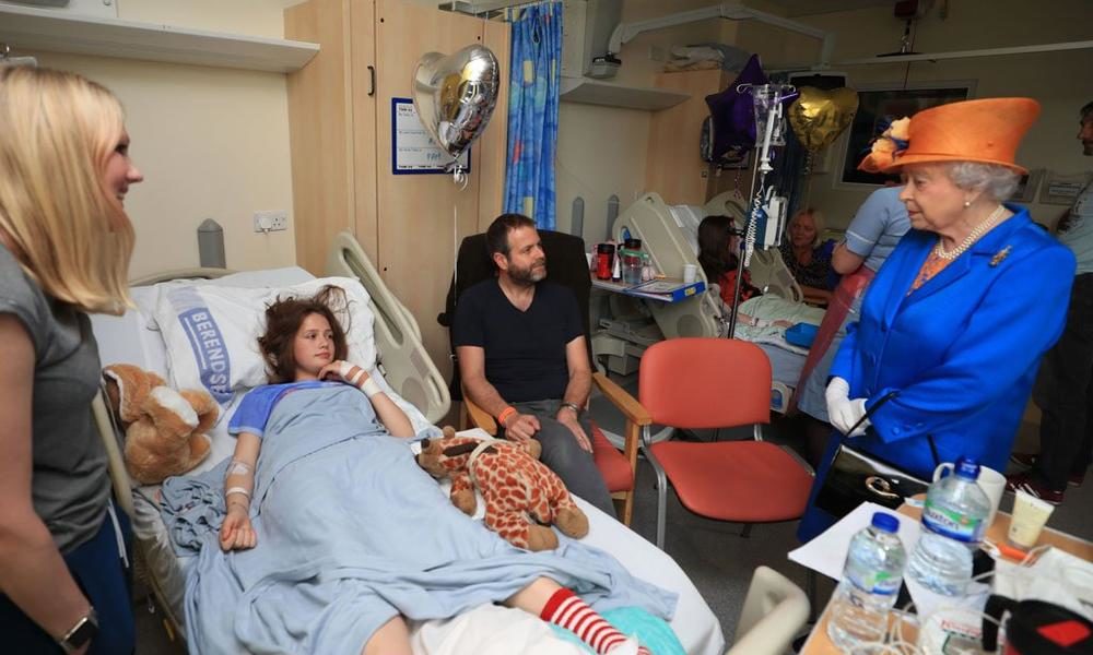 Photos: Queen Elizabeth Meets with Victims of Manchester Bomb Attack
