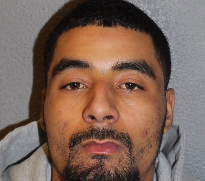 Police in search of extremely dangerous prisoner released in error