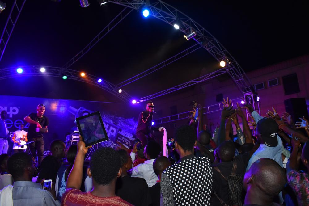Closeup Cool Breeze! Reekado Banks, L.A.X & Humblesmith light up Benin ...