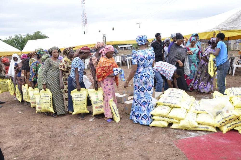 Gbenga Power Foundation distributes Food Items to Community Members of ...