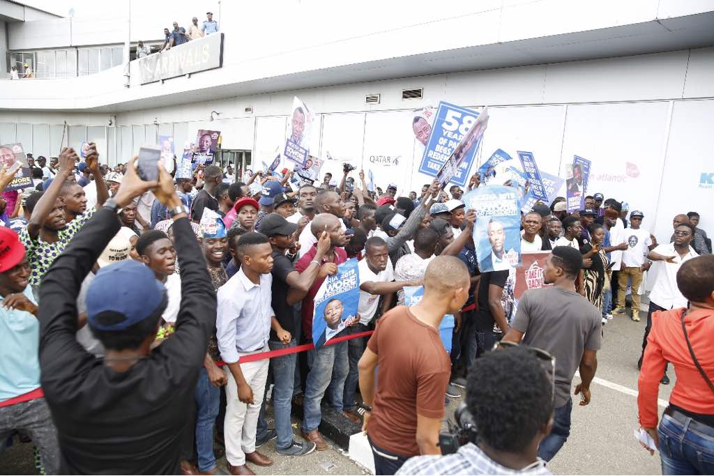#TakeItBack! Crowd Shuts Down Airport as Presidential Aspirant Omoyele ...
