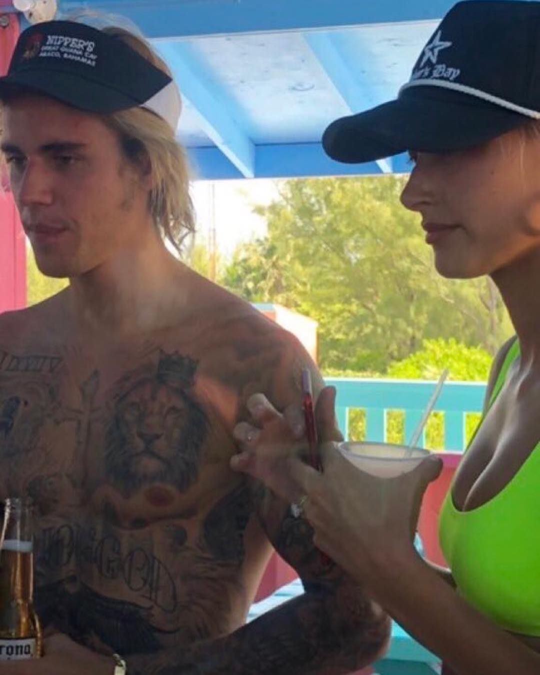 Fans Get First Look At Hailey Baldwins Engagement Ring From Justin