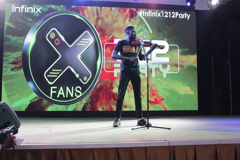Infinix Brand Ambassador Davido surprises Fans at the Infinix 12-12 ...