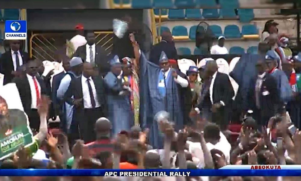 Booing and Stoning at APC Rally in Ogun State | WATCH | BellaNaija