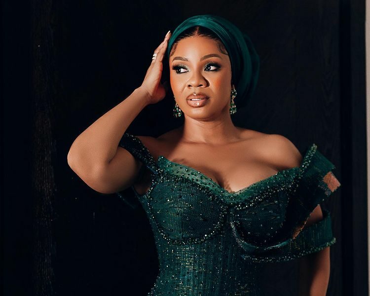 AsoEbiBella.com presents – Aso Ebi Style We Love -Vol. 415 | BellaNaija