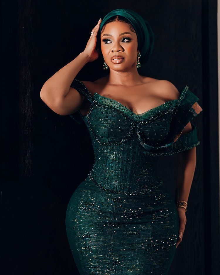 AsoEbiBella.com presents – Aso Ebi Style We Love -Vol. 415 | BellaNaija