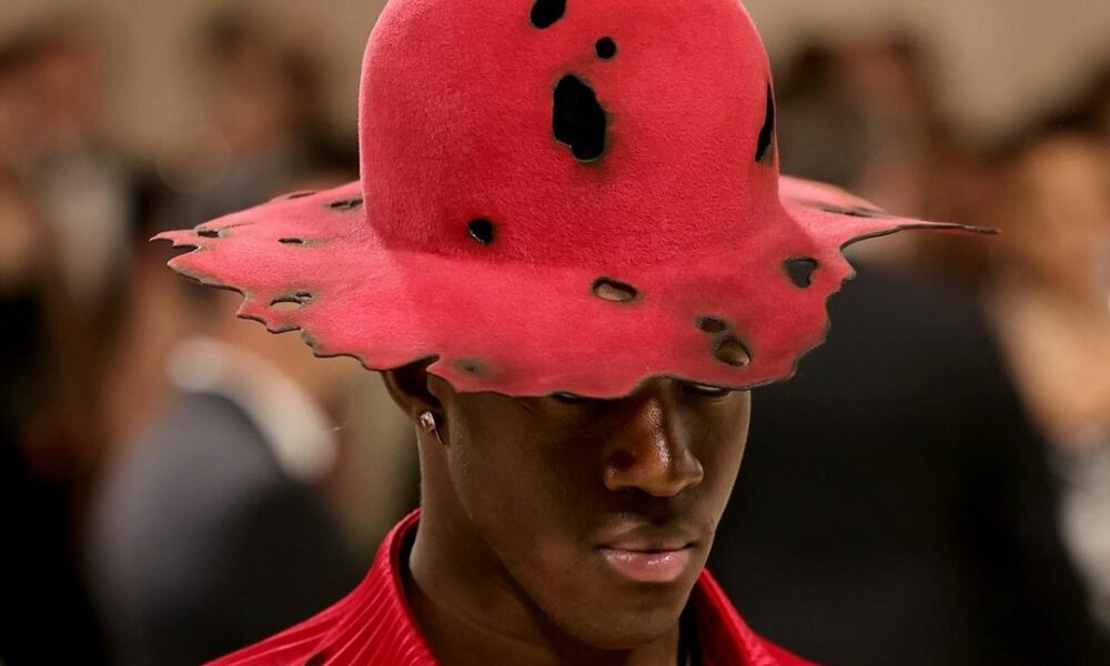 You Have To See Wisdom Kaye's Showstopping Burnt Red Rose Look For The ...