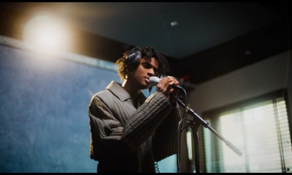 Taves Delivers Raw Emotion in Acoustic Live Performance of "Bad Romance ...