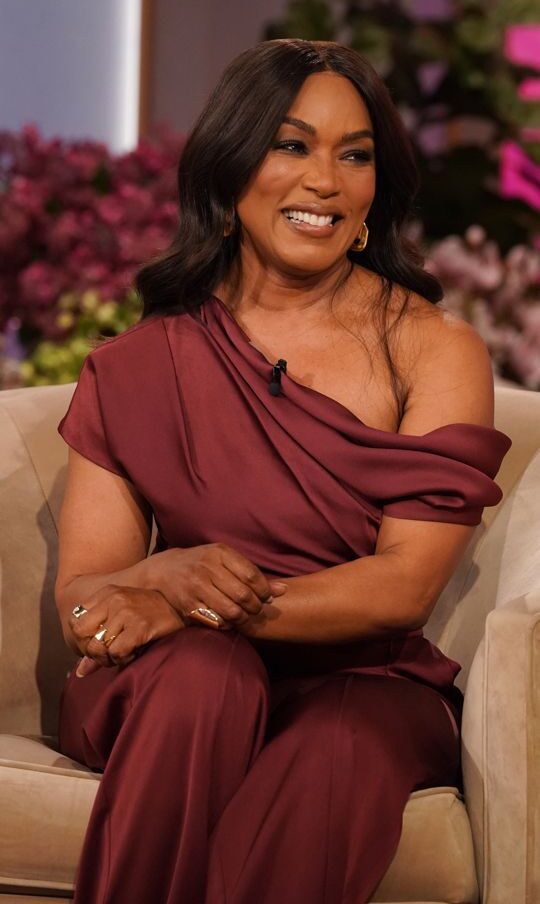 Watch Angela Bassett Get a Beautiful Spirit Tunnel Welcome | BellaNaija